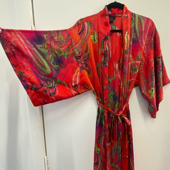 Natori | Intimates & Sleepwear | Euc Natori Silk Robe Neck To Hem ...